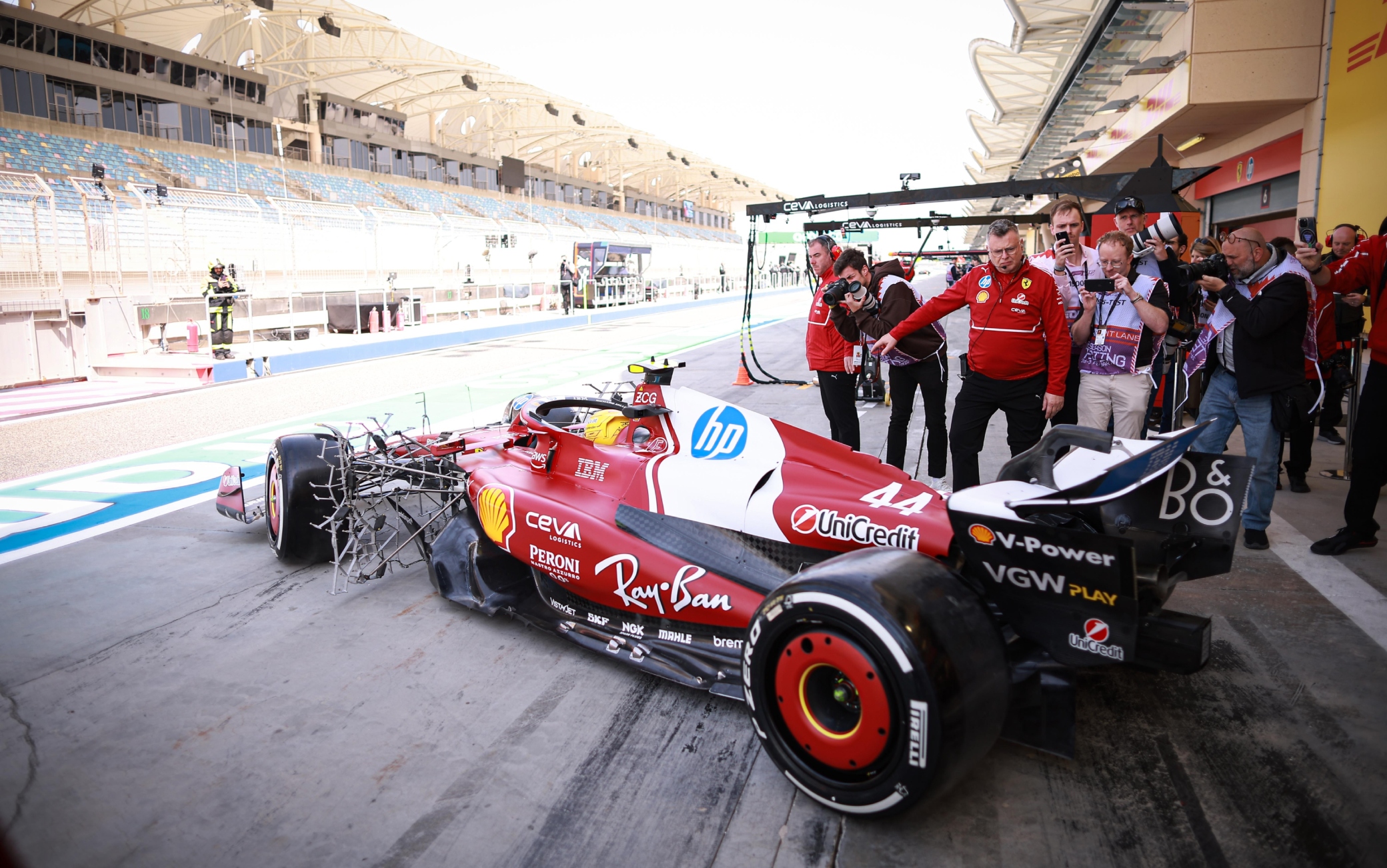 Ferrari, Hamilton in pista nella prima giornata di test F1 in Bahrain ...
