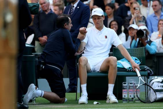 Sinner, infortunio al gomito a Wimbledon: le condizioni. Riuscirà ...