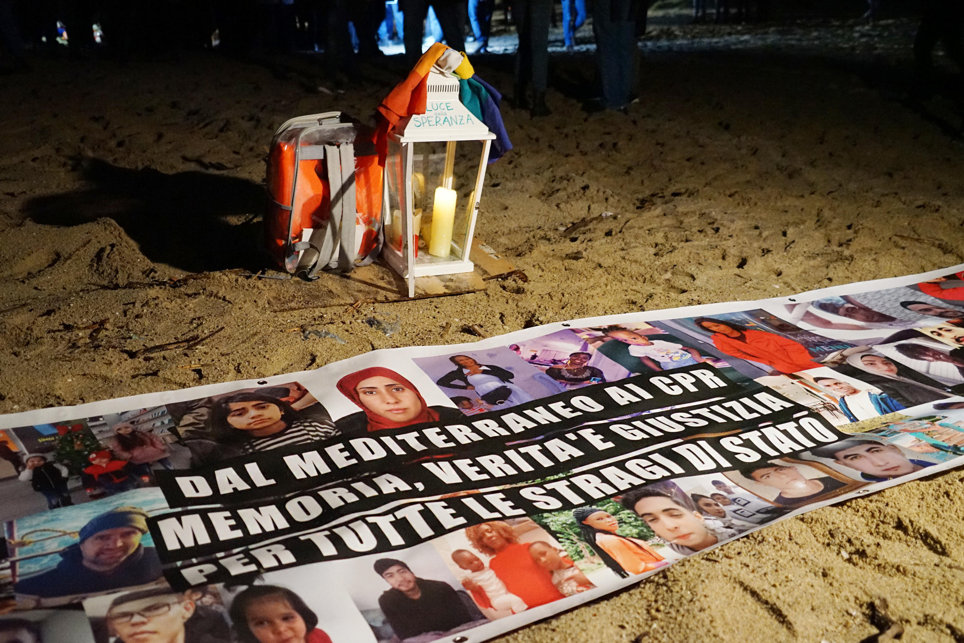 Strage di Cutro, una fiaccolata all'alba per ricordare le vittime del ...