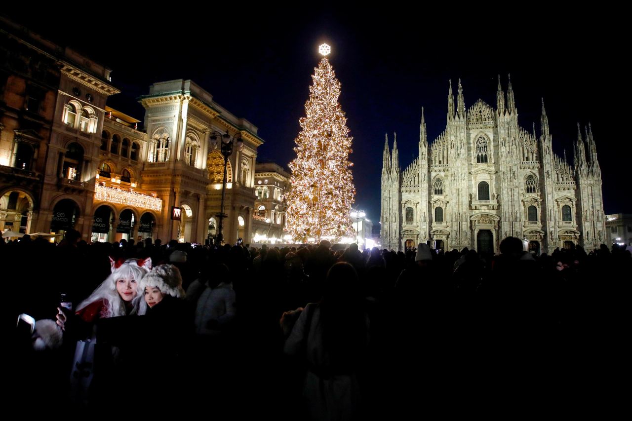 Milano, l'accensione dell'albero di Natale 2023 in Duomo. FOTO | Sky TG24