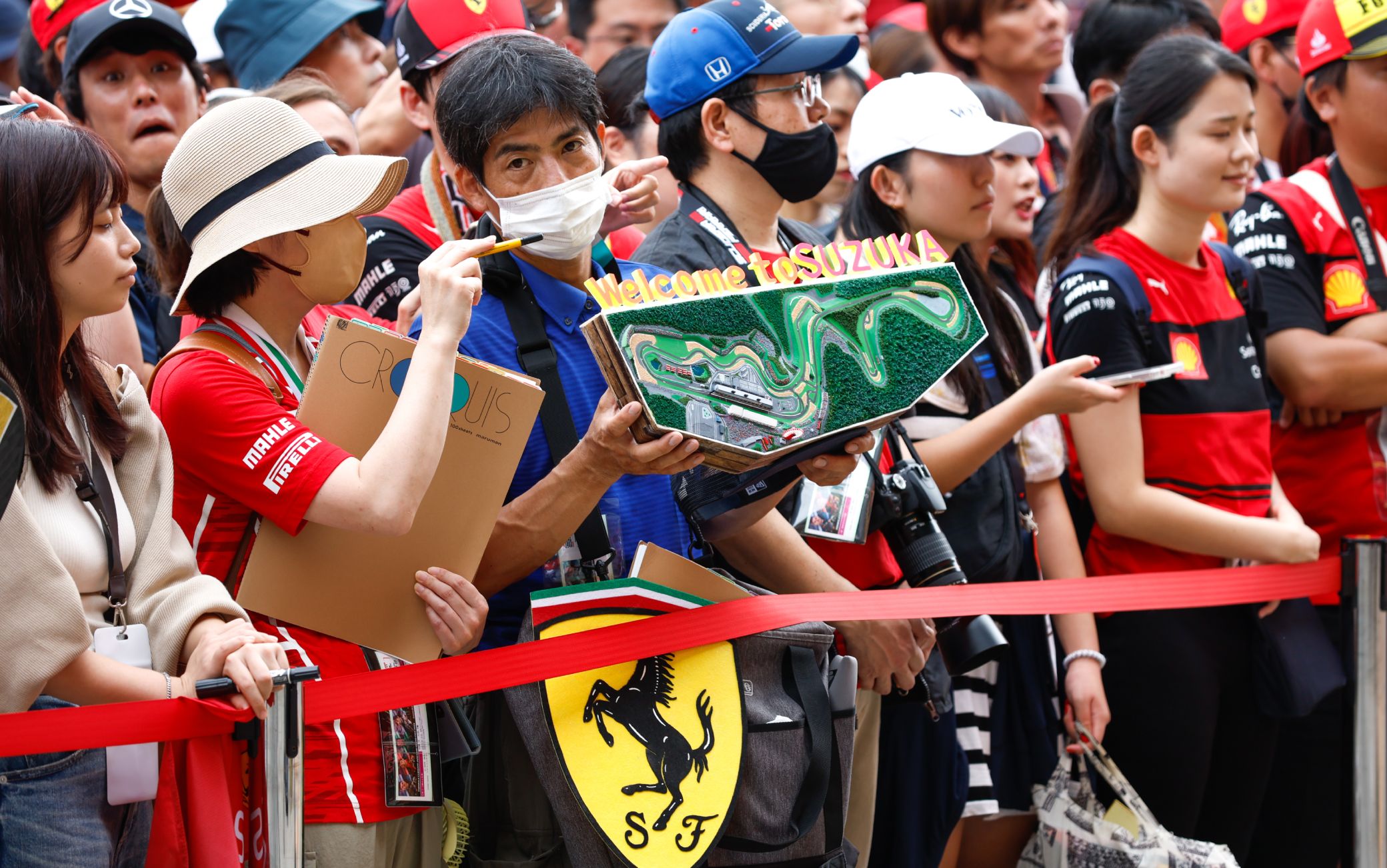 F1, a Suzuka c'è Godzilla sugli spalti del GP Giappone. Video | Sky Sport