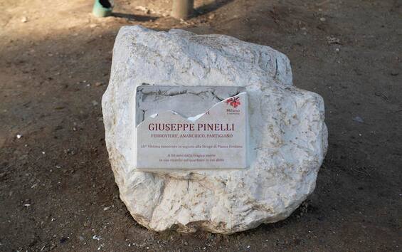 Piazza Fontana, spaccata targa del Comune dedicata a Giuseppe Pinelli ...