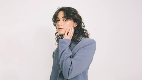 Daria Huber attraversa le Sabbie Mobili di chi evita i sentimenti: il video