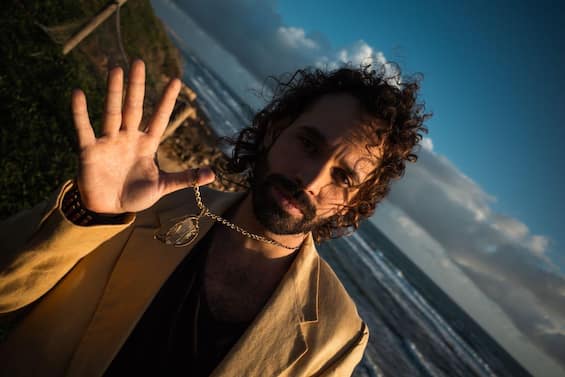 Taoma invita ad amare liberamente in Anche Così: il video