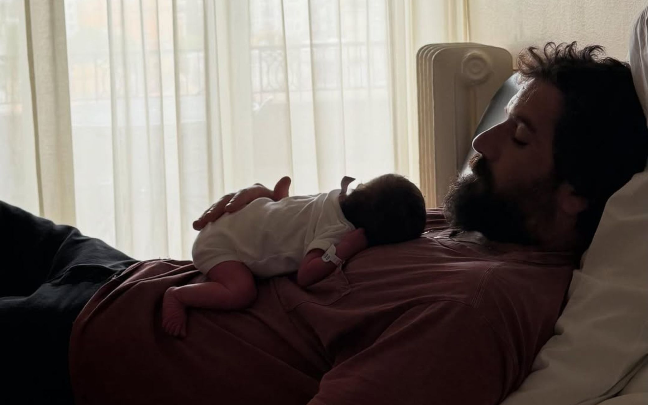 Tommaso Paradiso, è uscita la nuova canzone Lasciamene un po': testo e ...