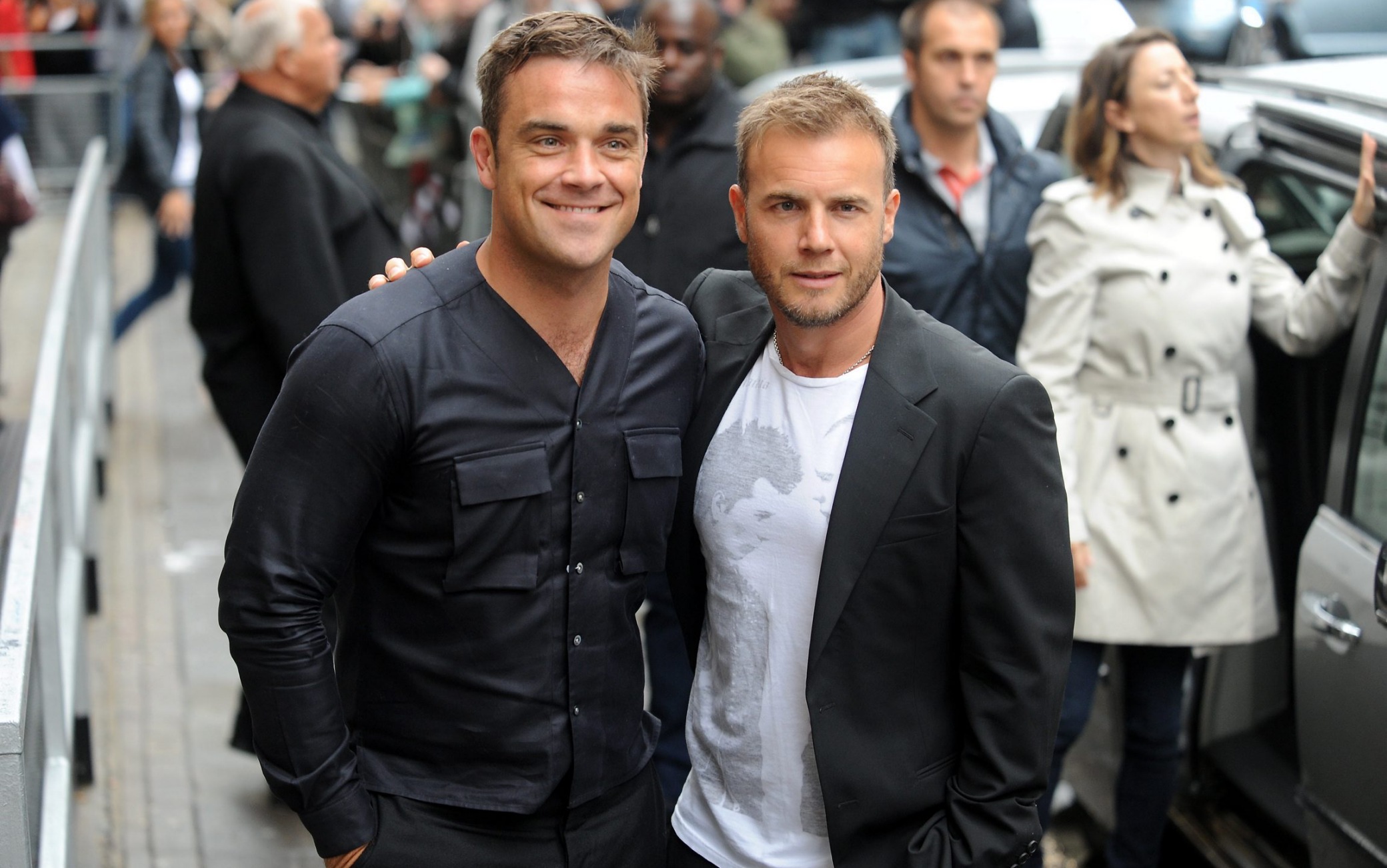 Robbie Williams compie 50 anni, dai Take That a oggi: tutti i suoi ...