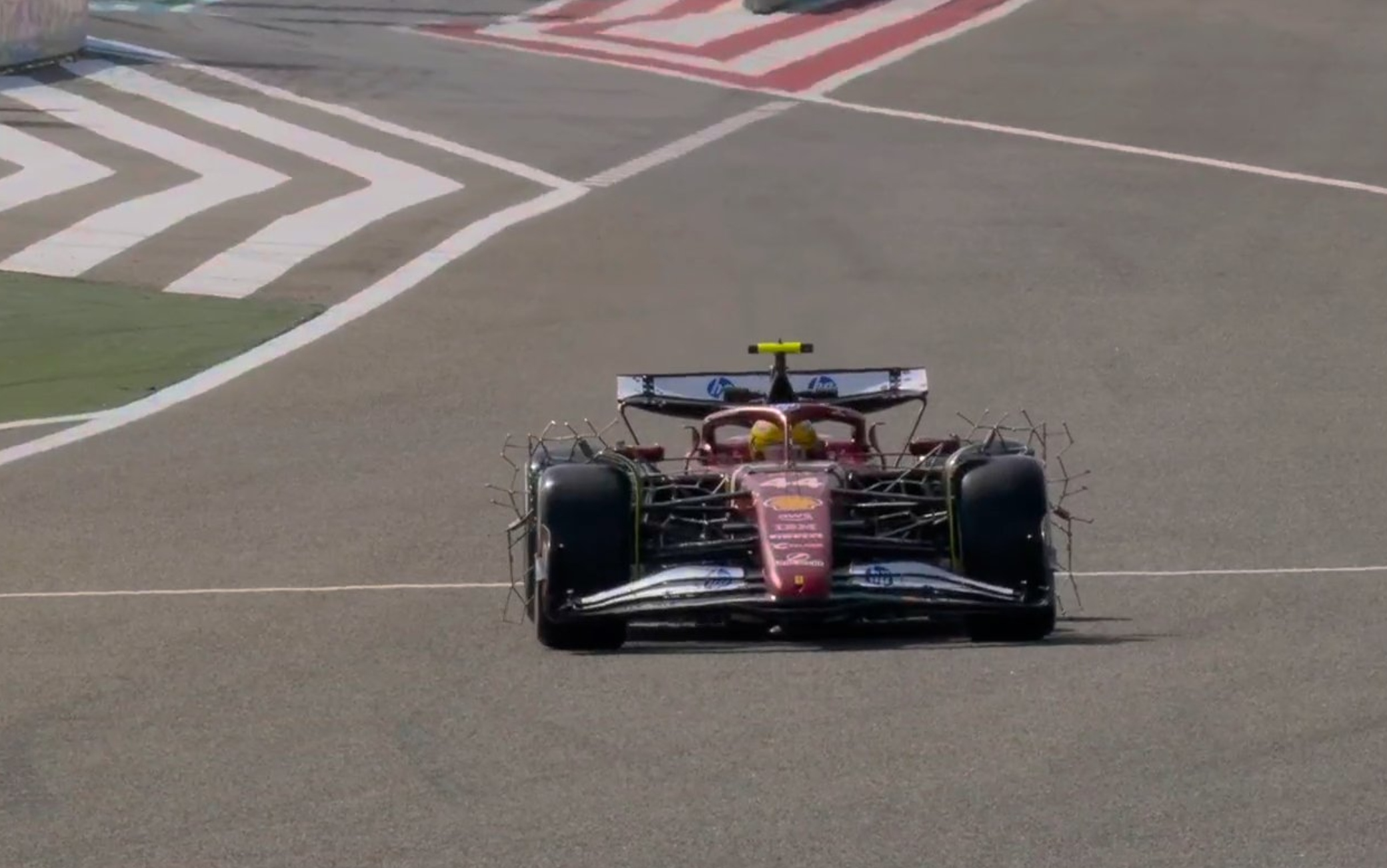 Ferrari, Hamilton in pista nella prima giornata di test F1 in Bahrain ...