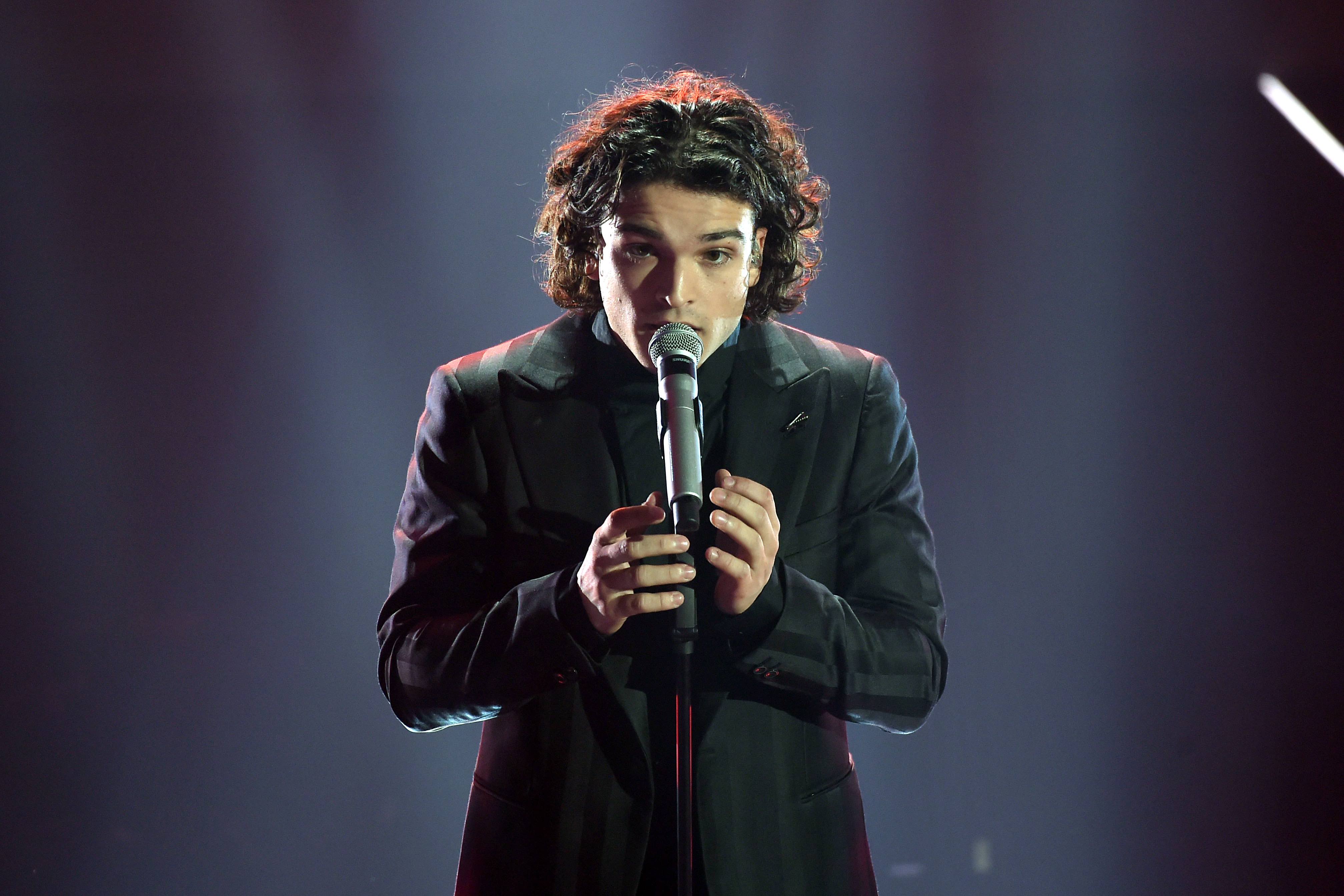 Leo Gassmann a Sanremo 2023 con Terzo cuore. Chi è il cantante da X ...