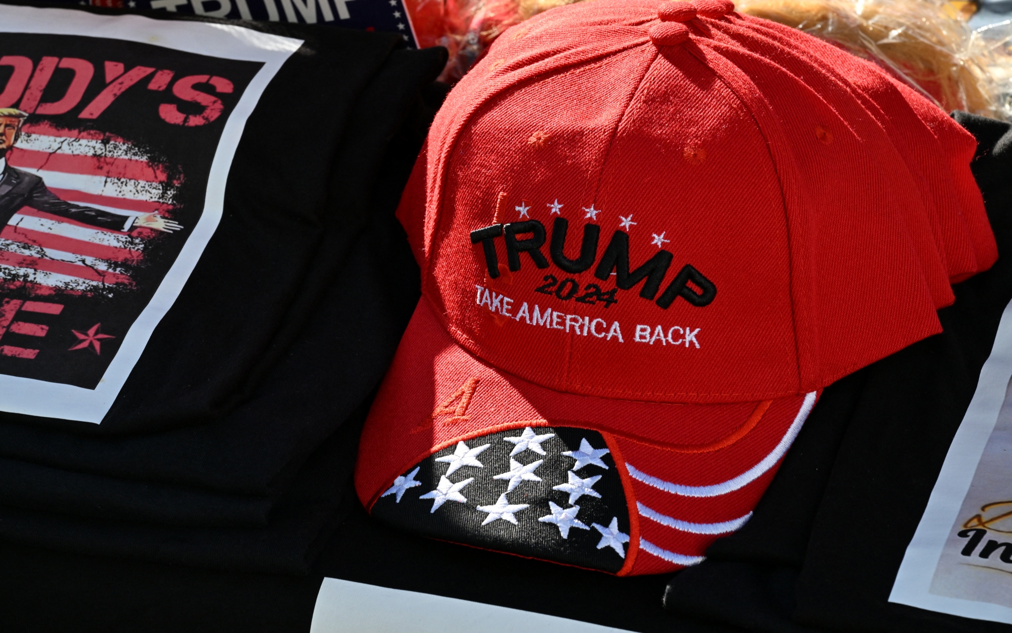 Cappelli e magliette Maga, il merchandising da milioni di euro che ...