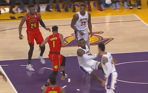 NBA, lesa maestà: Evan Turner manda per terra LeBron James | Sky Sport