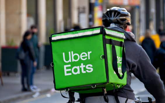 Uber Eats, accordo storico con i sindacati: quasi 4 milioni di risarcimento ai rider licenziati ...