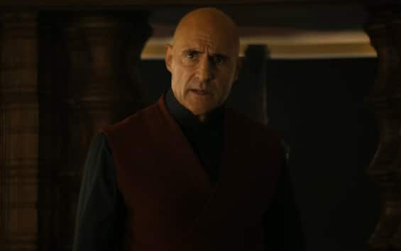 Dune: Prophecy, chi è Mark Strong che interpreta l'imperatore Javicco ...