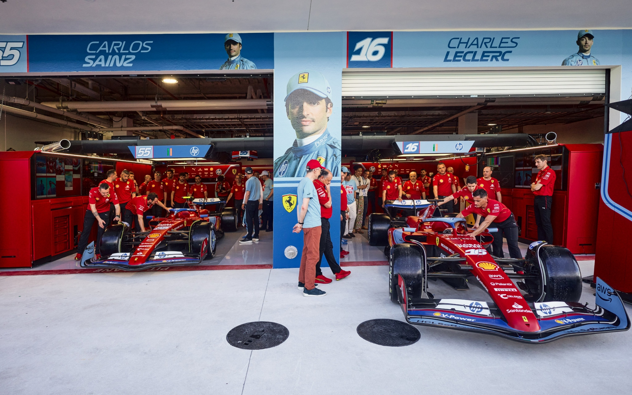 Ferrari in F1 al GP di Miami: le foto della livrea azzurra | Sky Sport