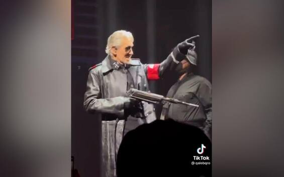Roger Waters travestito da SS? Aperta indagine a Berlino | Sky TG24