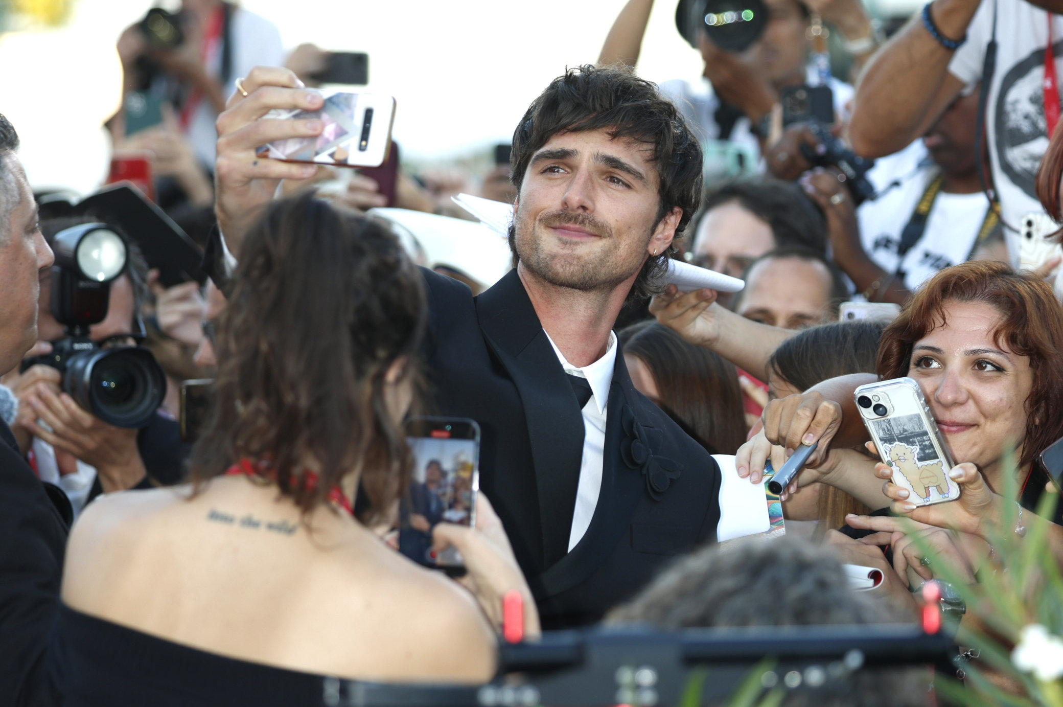 Chi è Jacob Elordi, l'attore che interpreta Elvis Presley nel film ...