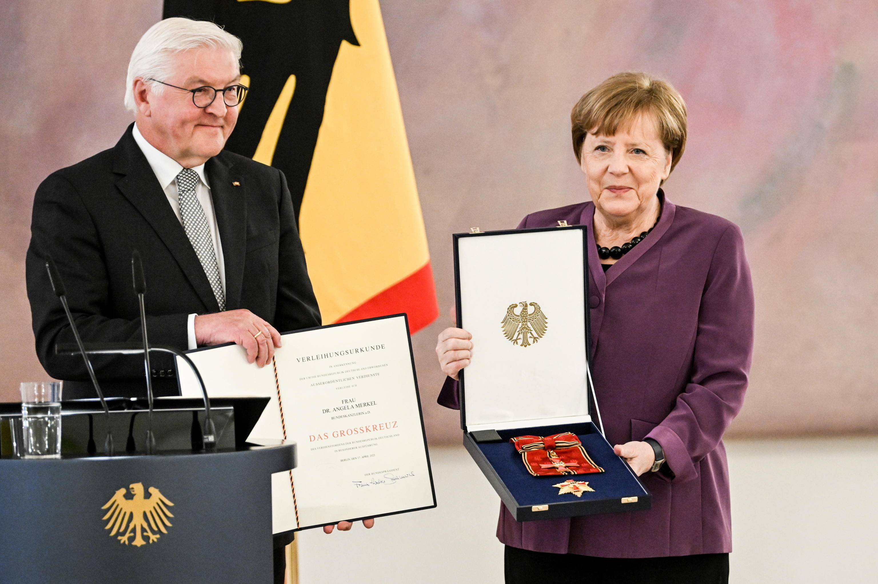 Angela Merkel riceve la Gran Croce: la più alta onorificenza in ...