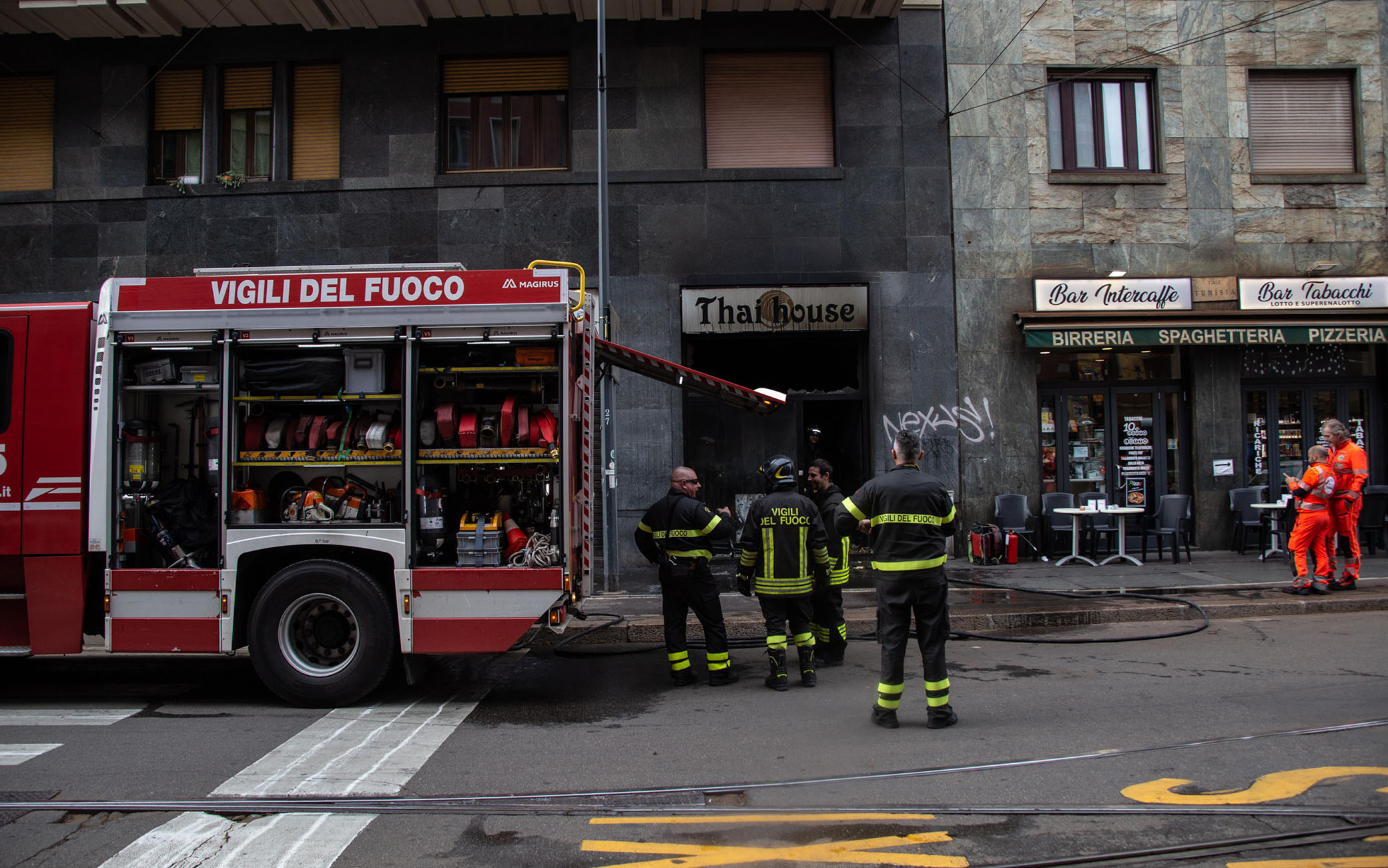 Milano, incendio autofficina zona Gambara: 3 morti e 3 feriti. VIDEO ...