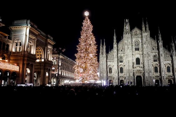 Milano, l'accensione dell'albero di Natale 2023 in Duomo. FOTO | Sky TG24