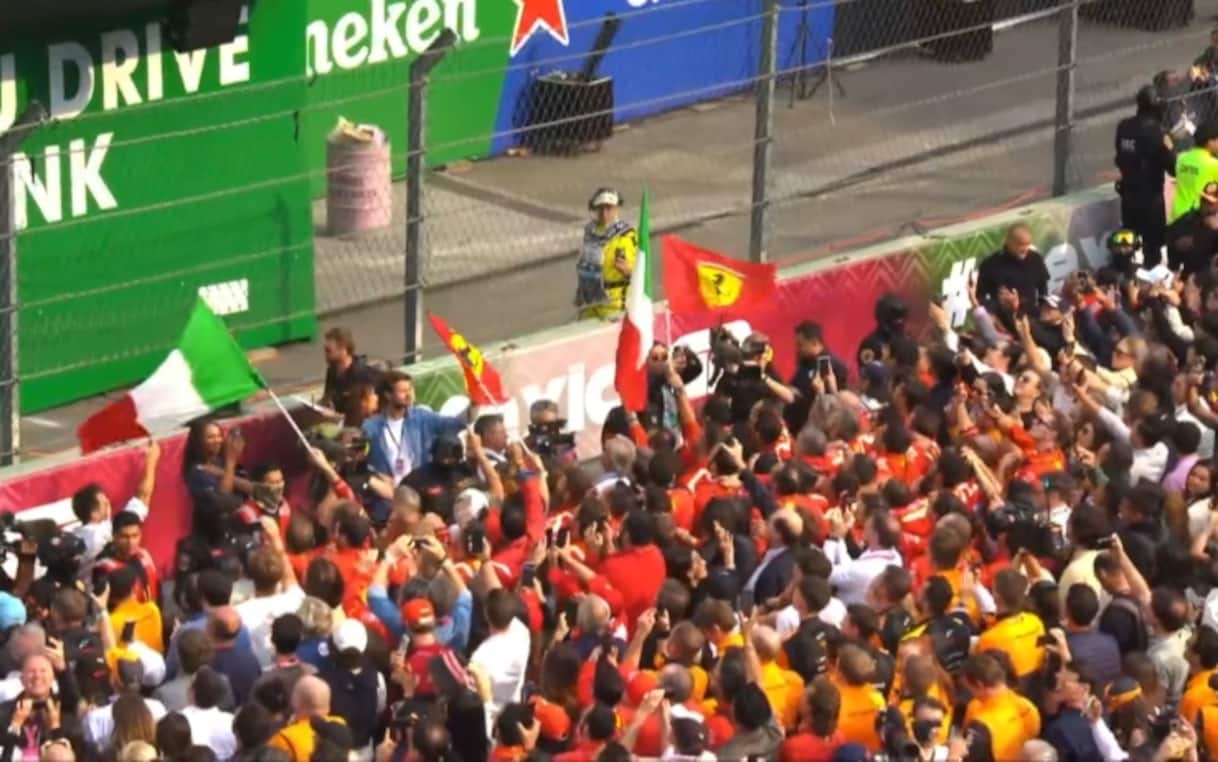 Ferrari, l'Inno di Mameli dopo sul podio dopo la vittoria di Sainz al ...