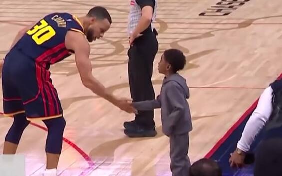 NBA, Steph Curry: canestro folle ed esultanza con un piccolo tifoso. VIDEO