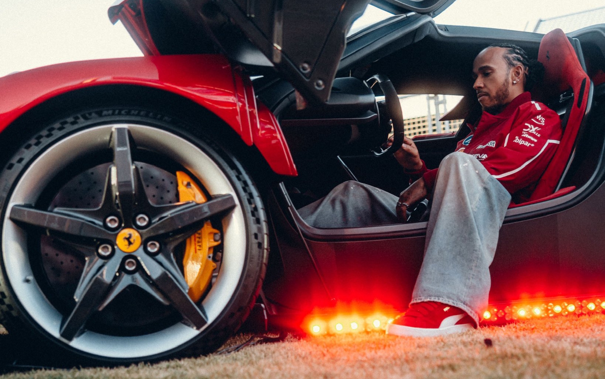 F1, Hamilton in Ferrari: i look del debutto al GP Australia 2025. Foto ...
