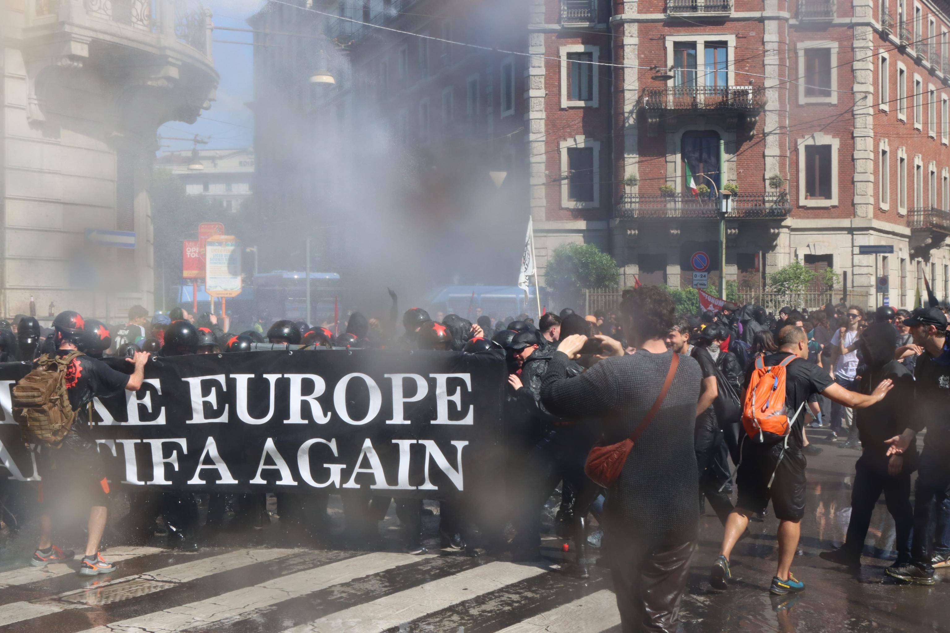 Scontri a Milano al corteo contro il Remigration Summit: usati fumogeni ...