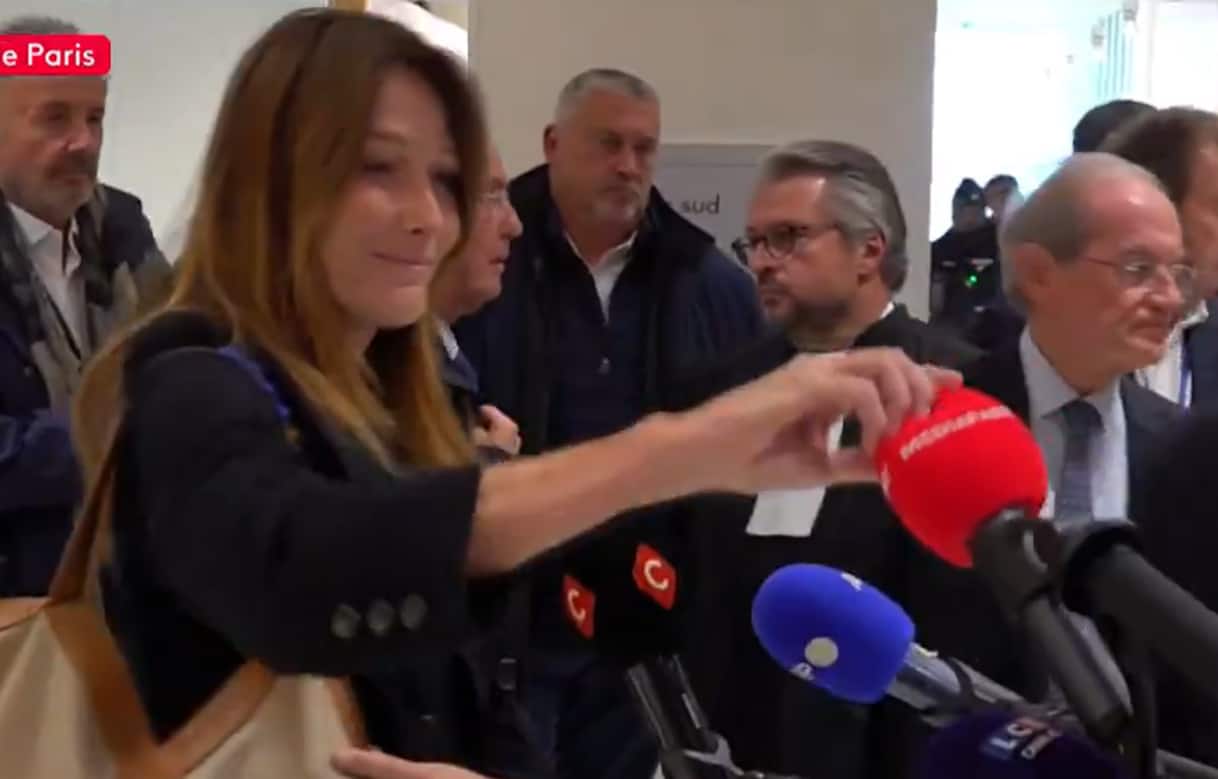 Sarkozy condannato, Carla Bruni stacca spugna dal microfono dei ...