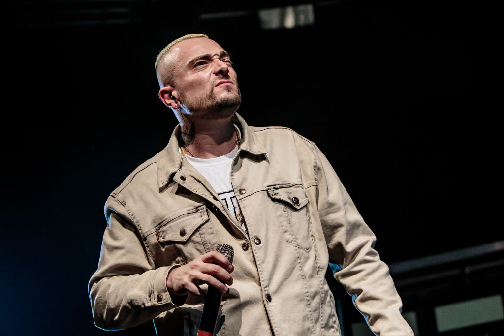 Gue Pequeno, chi è l'ospite della terza serata di Sanremo 2023, 10 ...