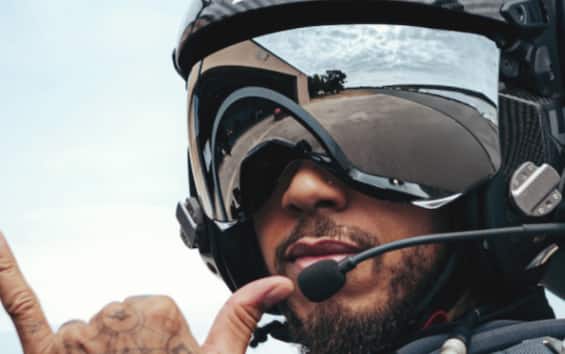F1, Hamilton vola su un jet di addestramento per astronauti. Video e ...