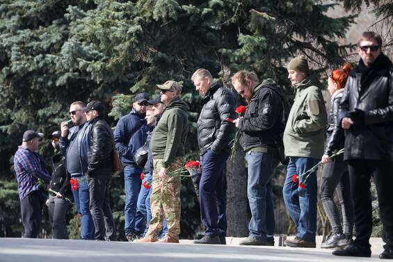 Russia, folla ai funerali del blogger nazionalista Tatarsky. FOTO | Sky ...