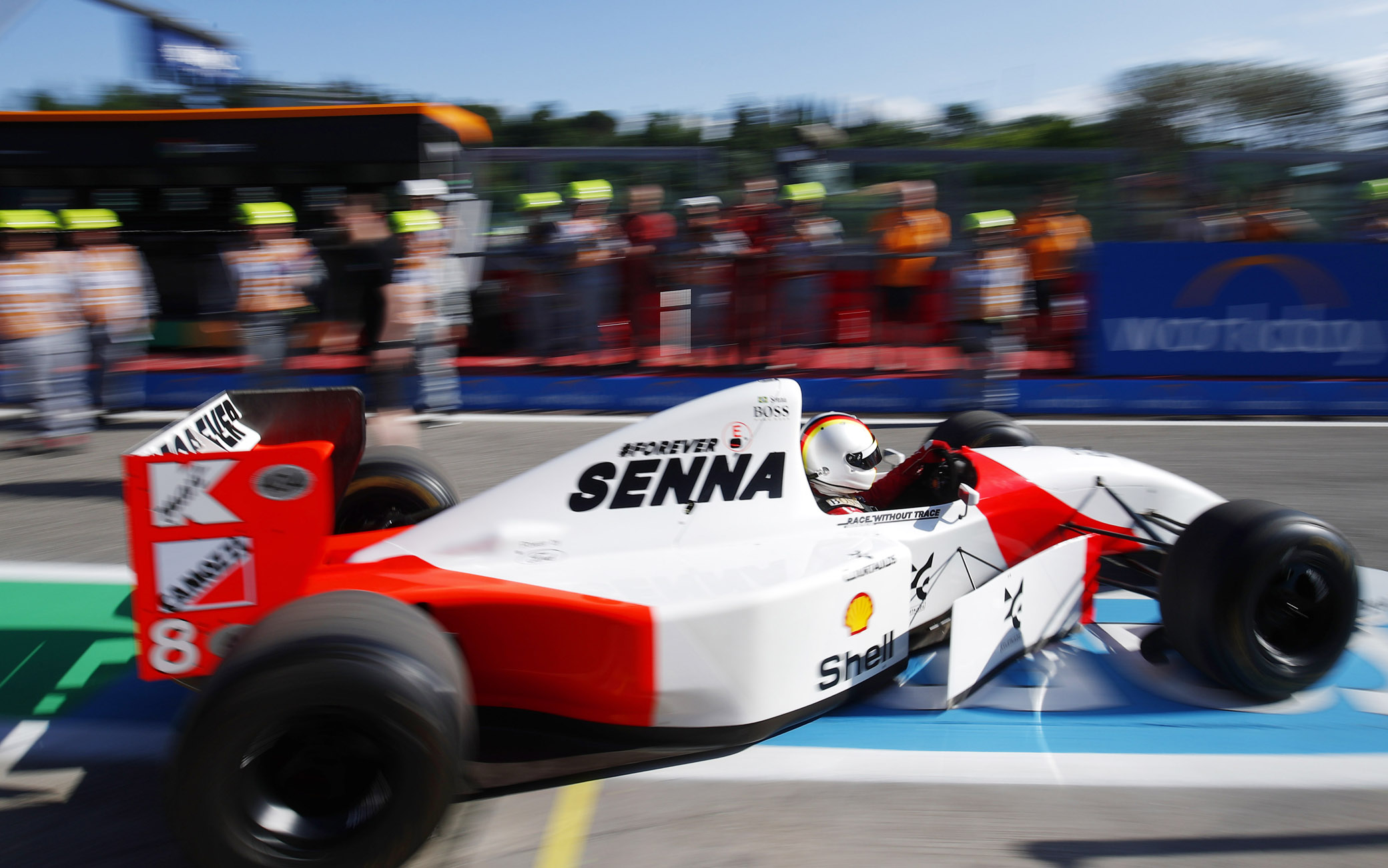 Vettel, il giro di pista e il casco per omaggiare Senna a Imola sulla ...