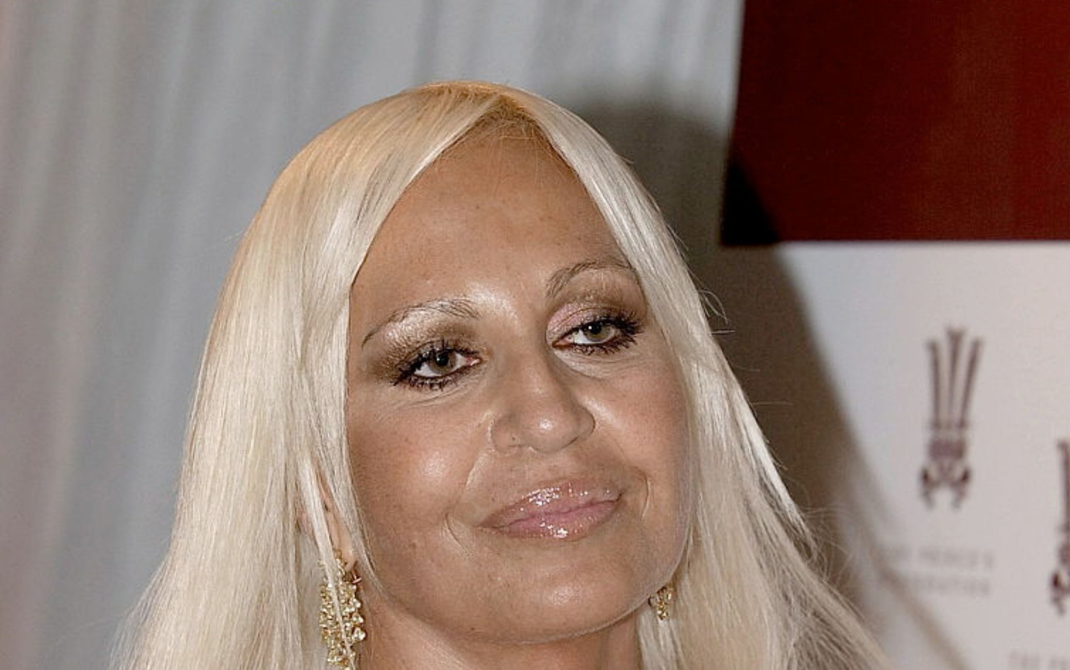 Donatella Versace, il nuovo look che stupisce tutti: la stilista ieri e ...