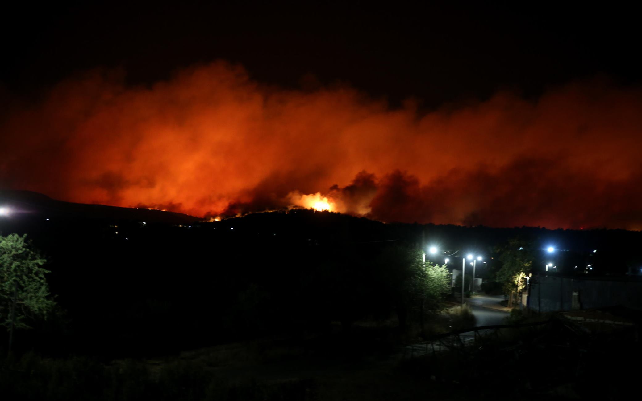 Grecia, ancora incendi. Case in fiamme, evacuate diverse località ...