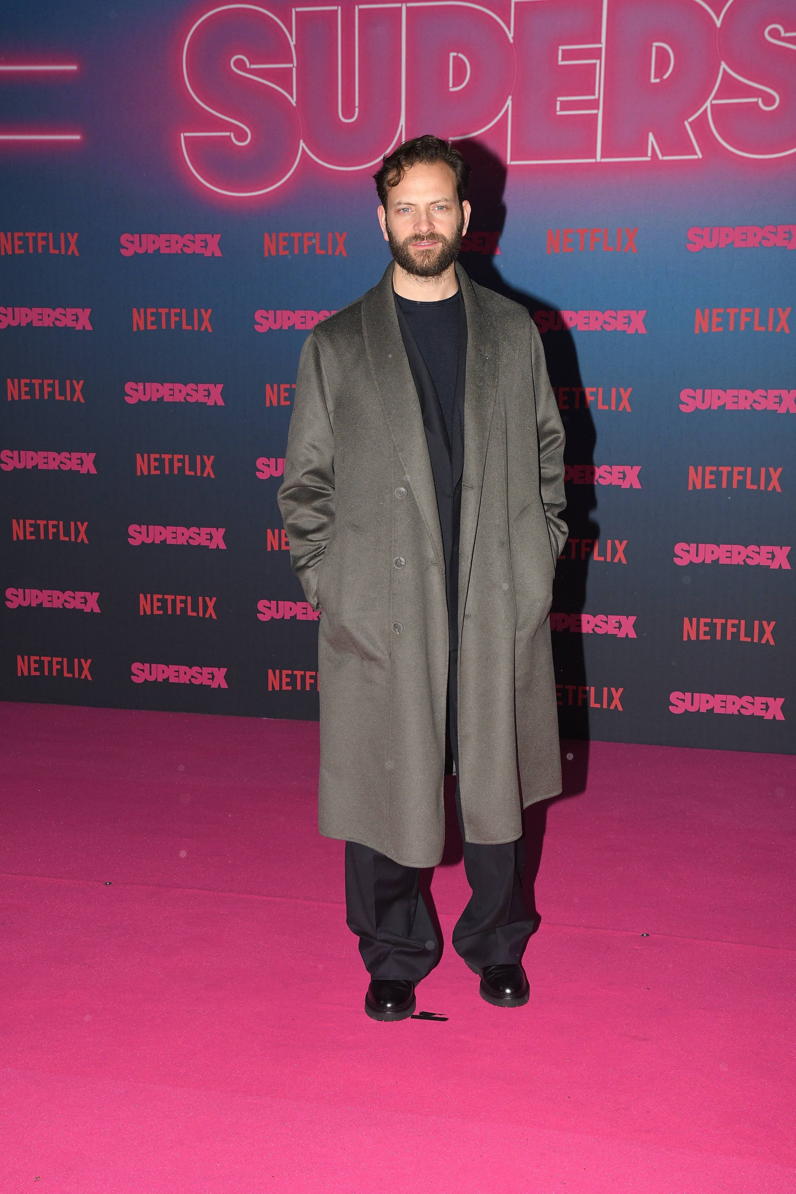 Supersex Il Cast Della Serie Netflix Con Alessandro Borghi Nel Ruolo Di Rocco Siffredi Sky Tg24