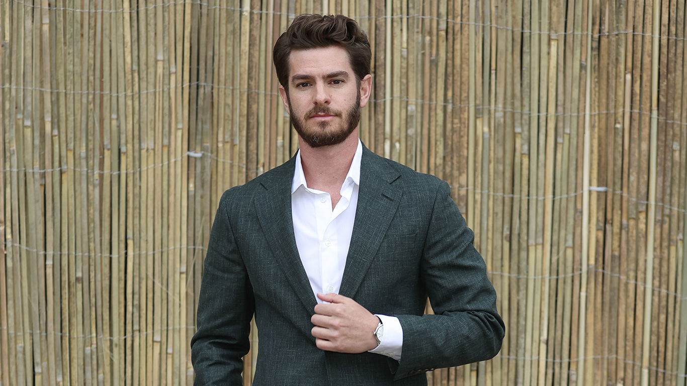 Andrew Garfield posa con la sagoma di cartone di Florence Pugh sul red ...