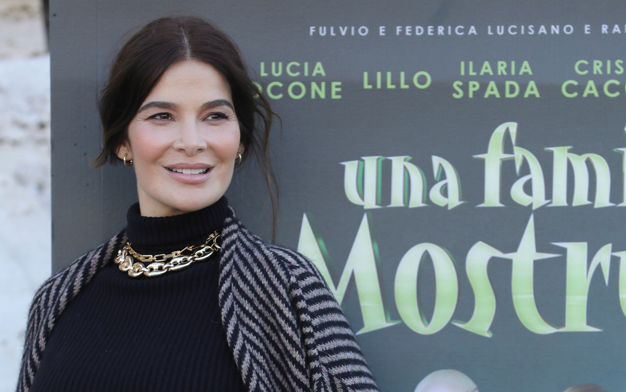 Una famiglia mostruosa, il cast del film con Ilaria Spada e Cristiano ...