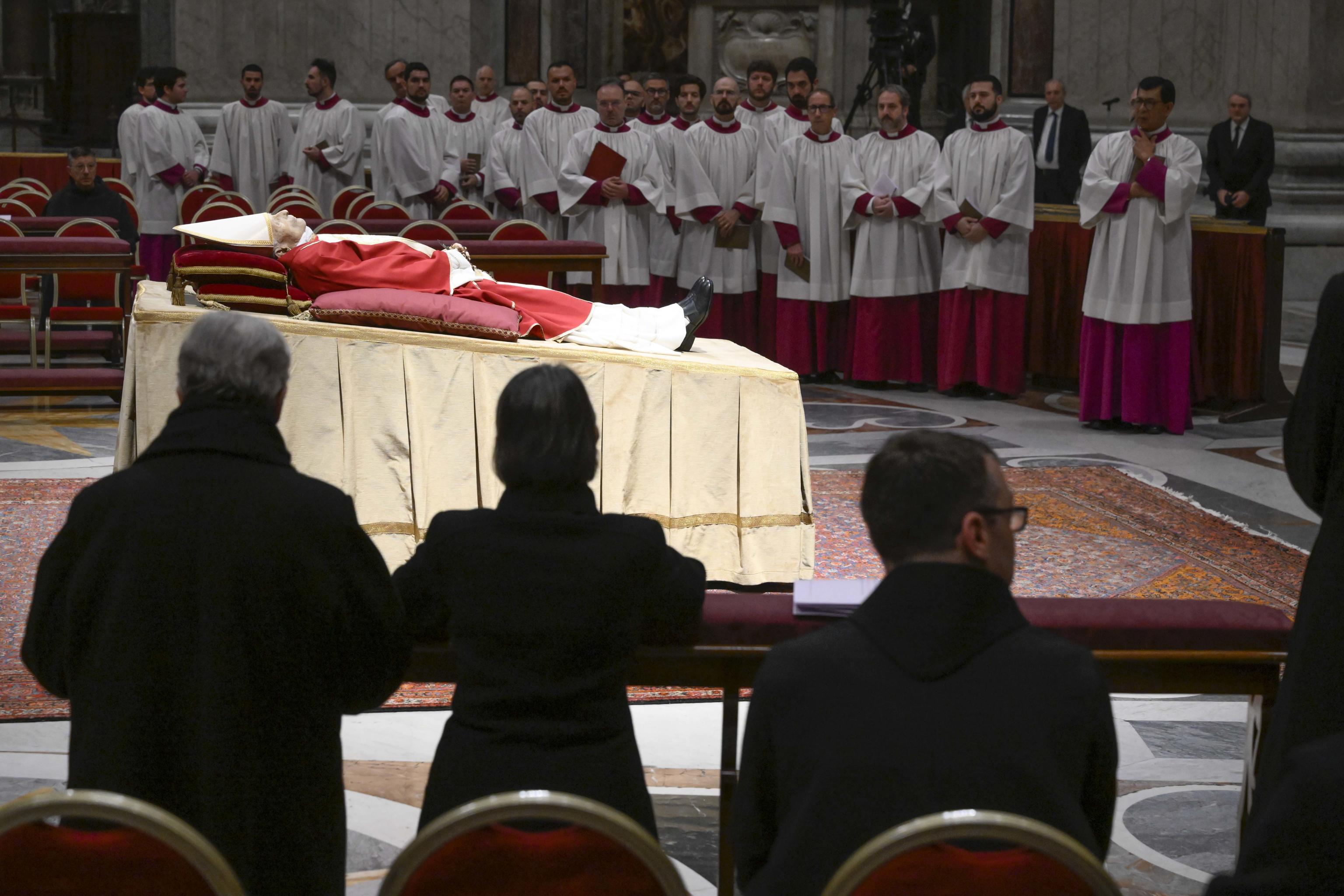 Funerali Papa Ratzinger, in 65mila a San Pietro per omaggio a Benedetto ...