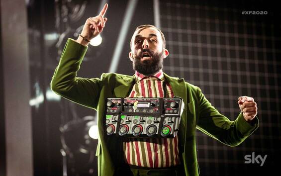 Elio a X Factor duetta con N.A.I.P. con La canzone mononota. VIDEO