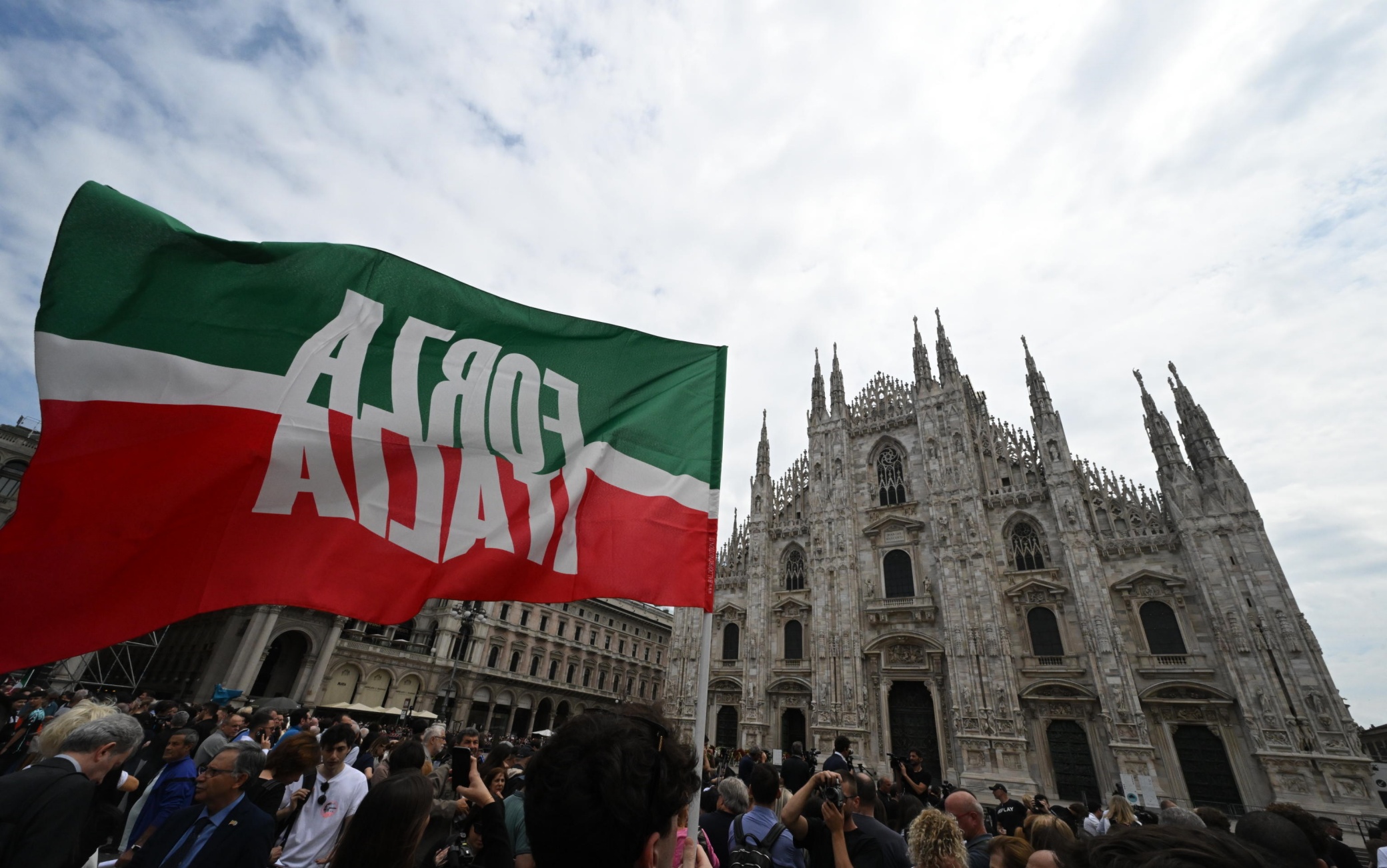 Funerali Silvio Berlusconi, le foto in piazza Duomo a Milano tra folla e corone di fiori. FOTO ...