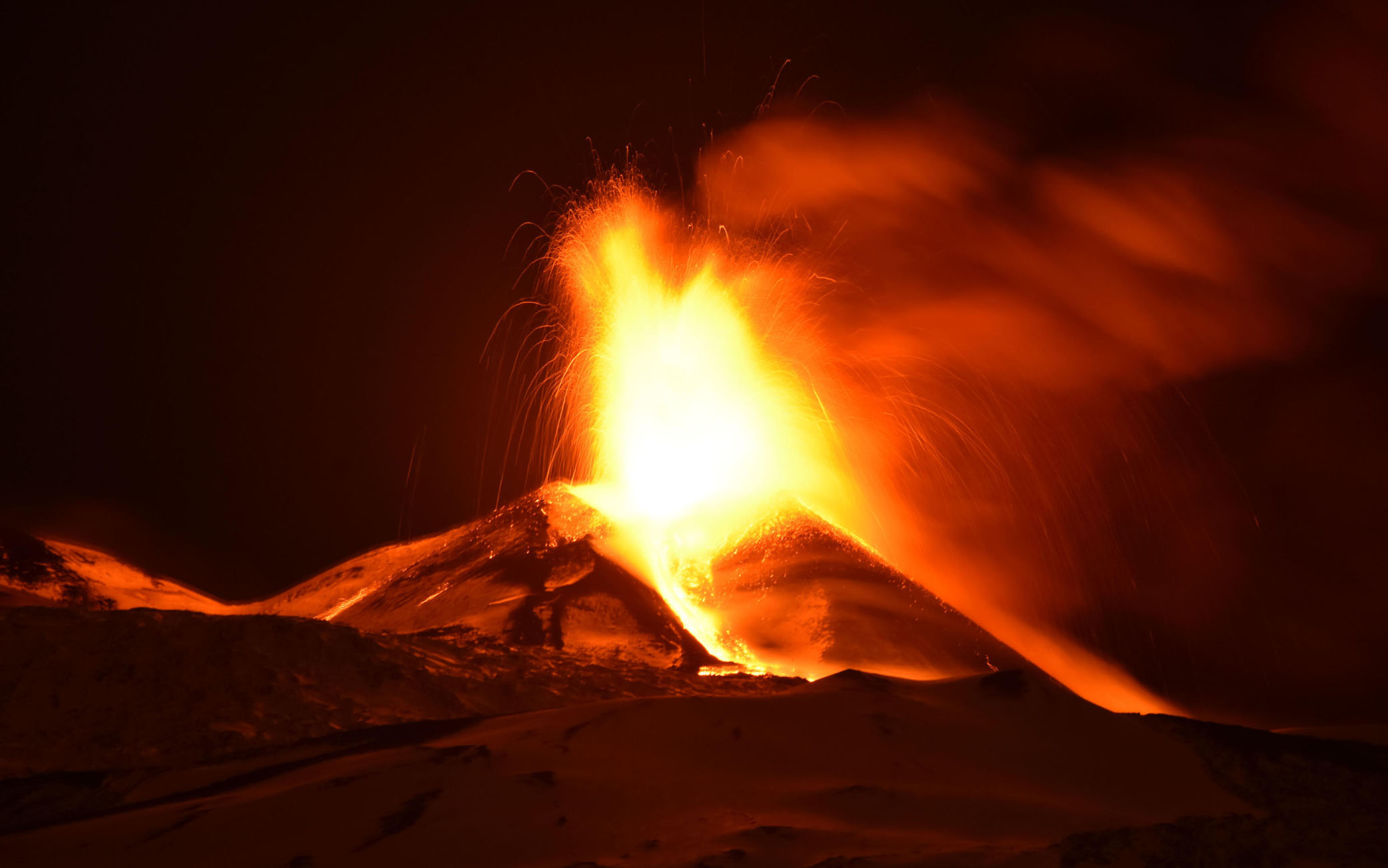 Eruzione dell'Etna, spettacolare fontana lavica dal cratere Sud-Est ...