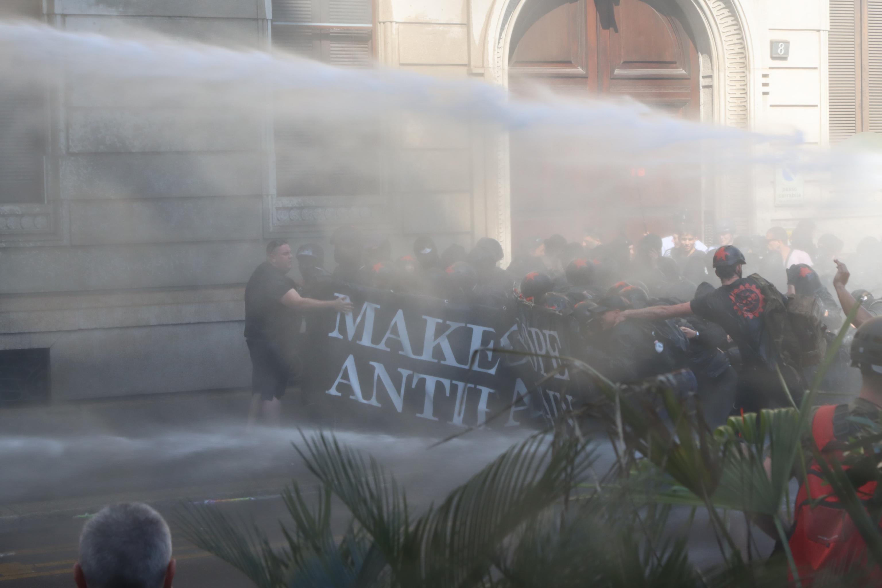 Scontri a Milano al corteo contro il Remigration Summit: usati fumogeni ...