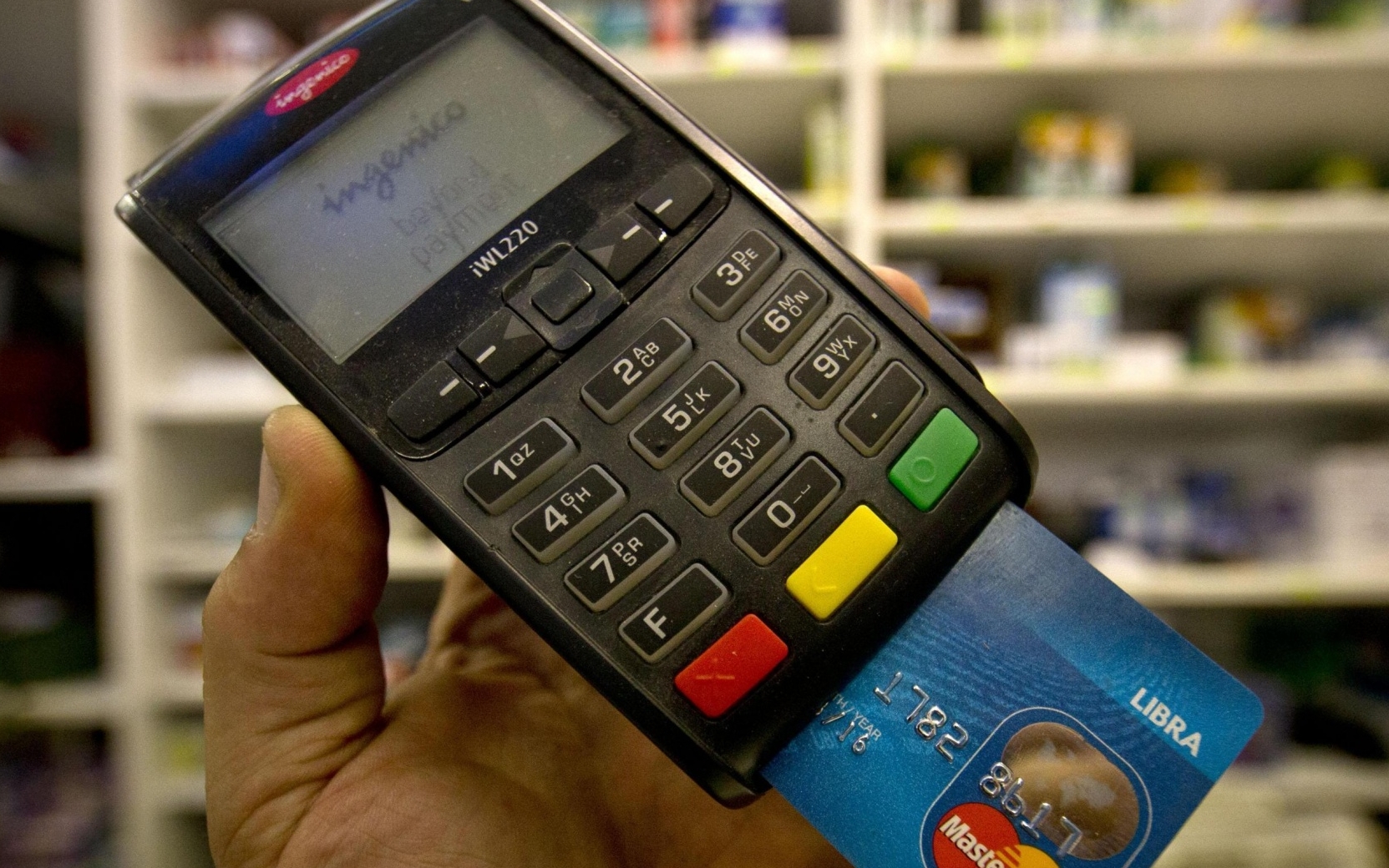 Pos come bancomat, si potrà prelevare contanti da negozi e tabaccai ...