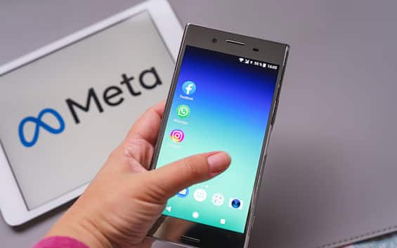 Reuters: su piattaforme Meta chatbot sexy di Taylor Swift e altri vip ...