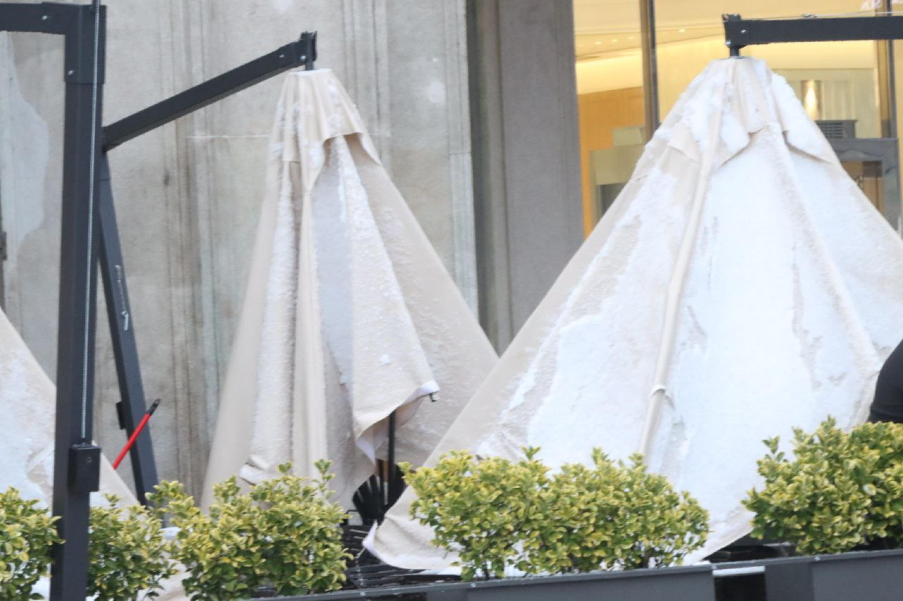 Grandinata su Milano, piazza del Duomo imbiancata. FOTO | Sky TG24