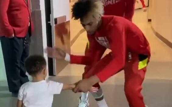 NBA, ingresso in campo speciale per Atlanta: piccolo tifoso carica i ...