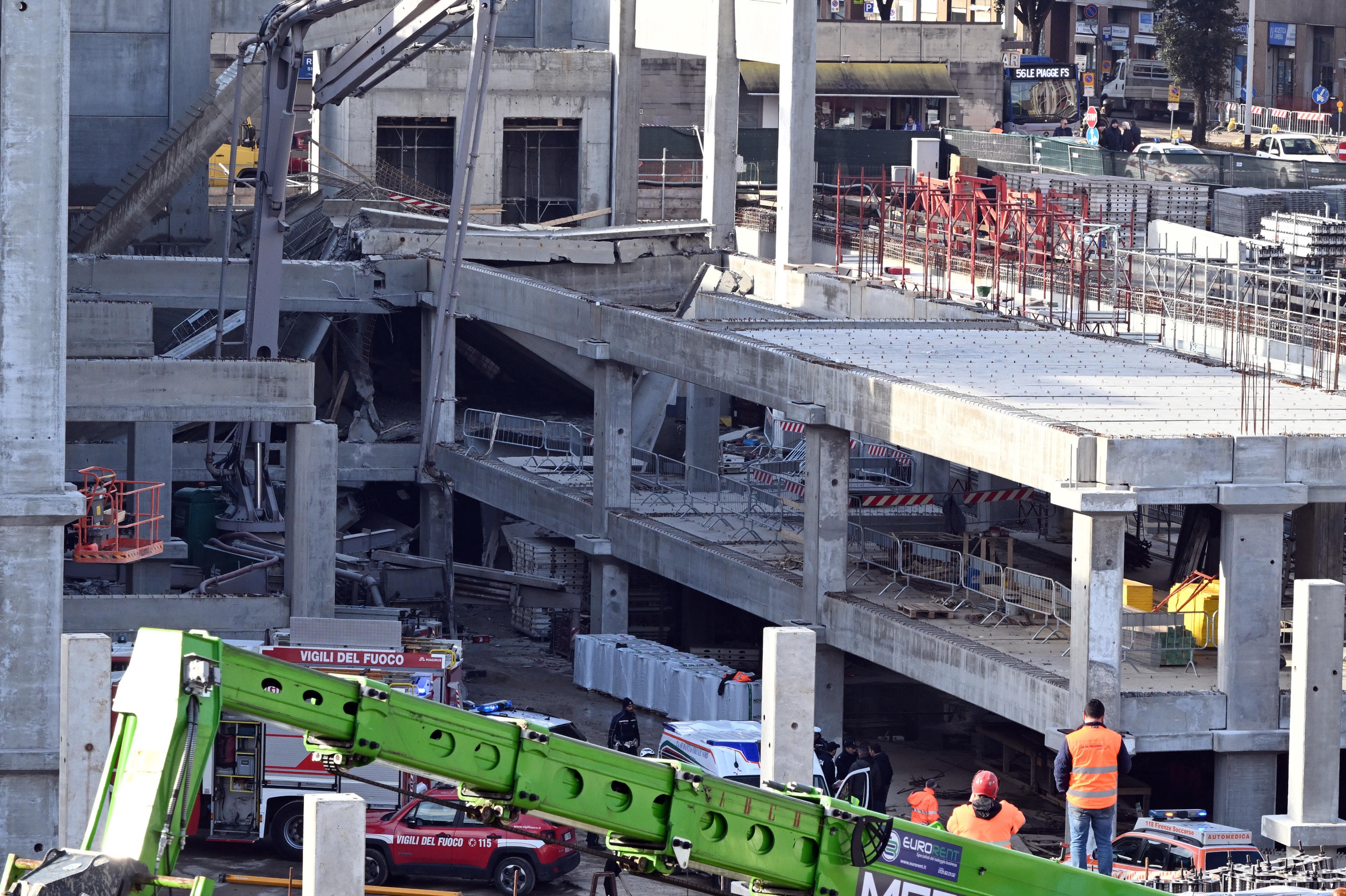 Firenze, crollo in cantiere Esselunga in via Mariti, le news. FOTO ...