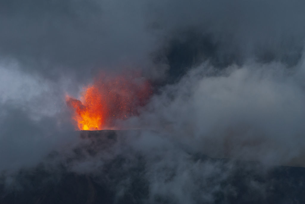 Etna in eruzione, fontana di lava e nube di cenere alta 5 km. Allerta rossa a Stromboli. FOTO ...
