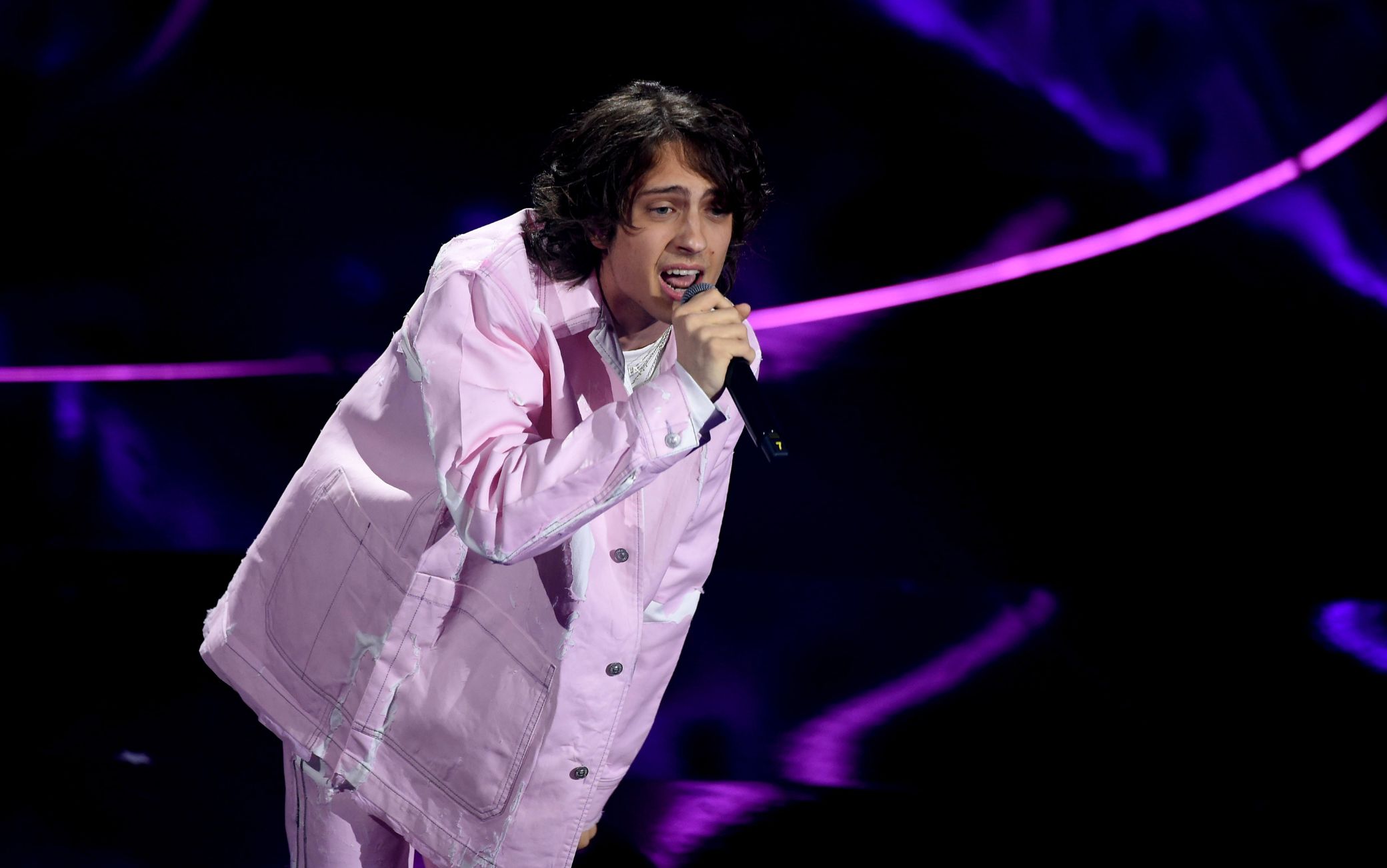 Sanremo 2024, chi è Sangiovanni che al Festival canta Finiscimi . FOTOSTORIA | Sky TG24