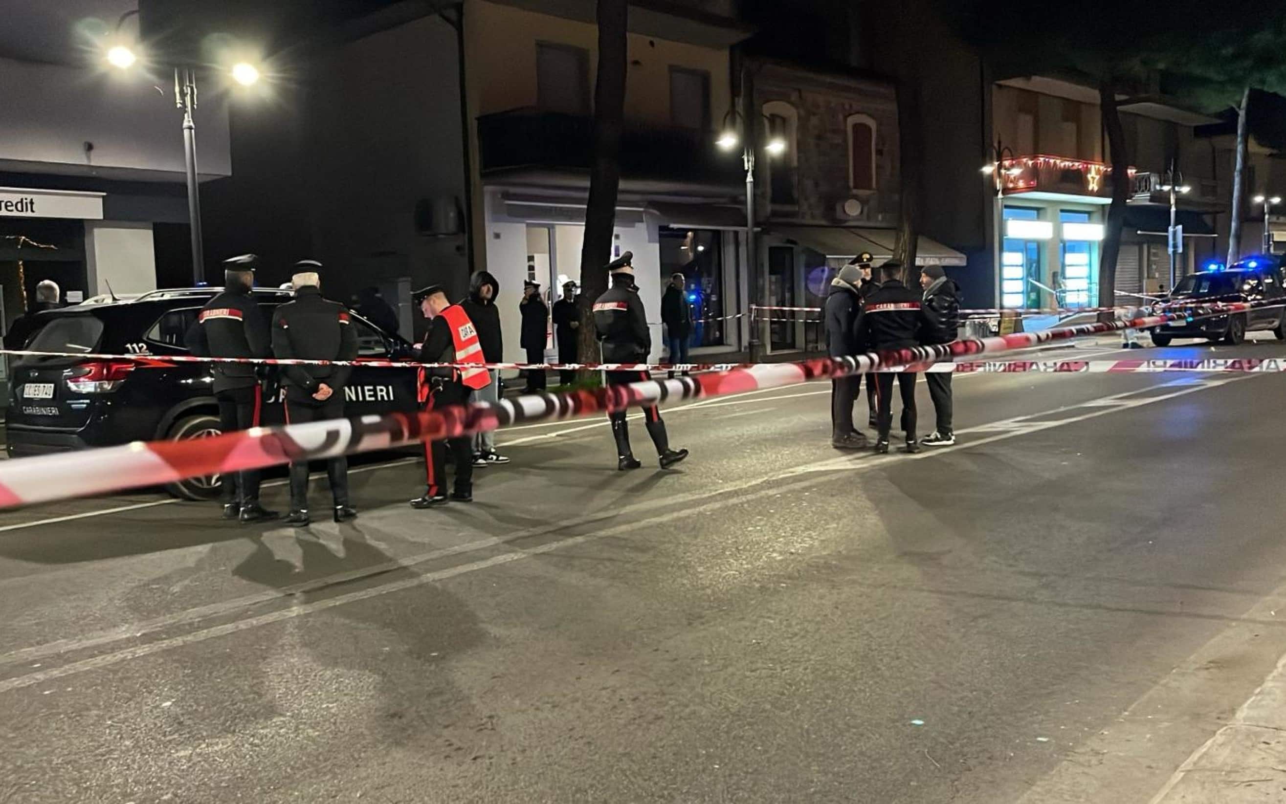 Rimini, accoltella in strada quattro persone: ucciso da un carabiniere ...