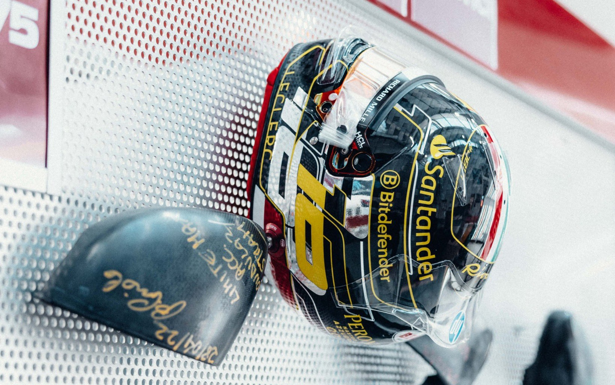 F1, i caschi di Leclerc e Sainz (Ferrari) per il GP d'Italia a Monza. Foto | Sky Sport